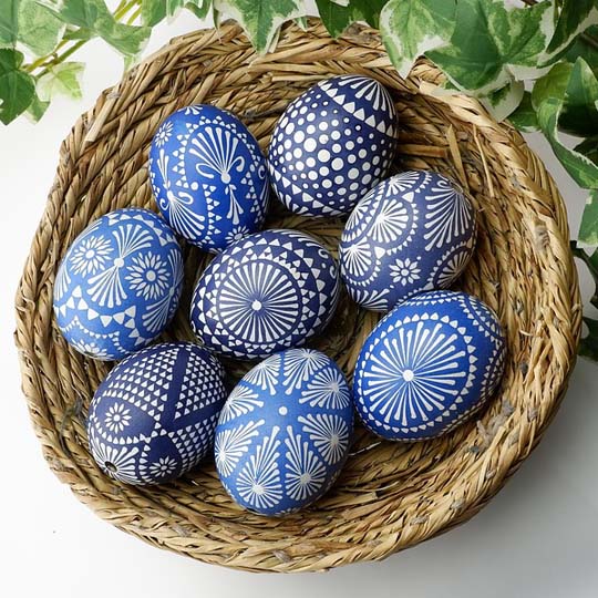 Echte ausgeblasene Eier als Hälften mit Zeitungspapier - Bastelonlineshop24